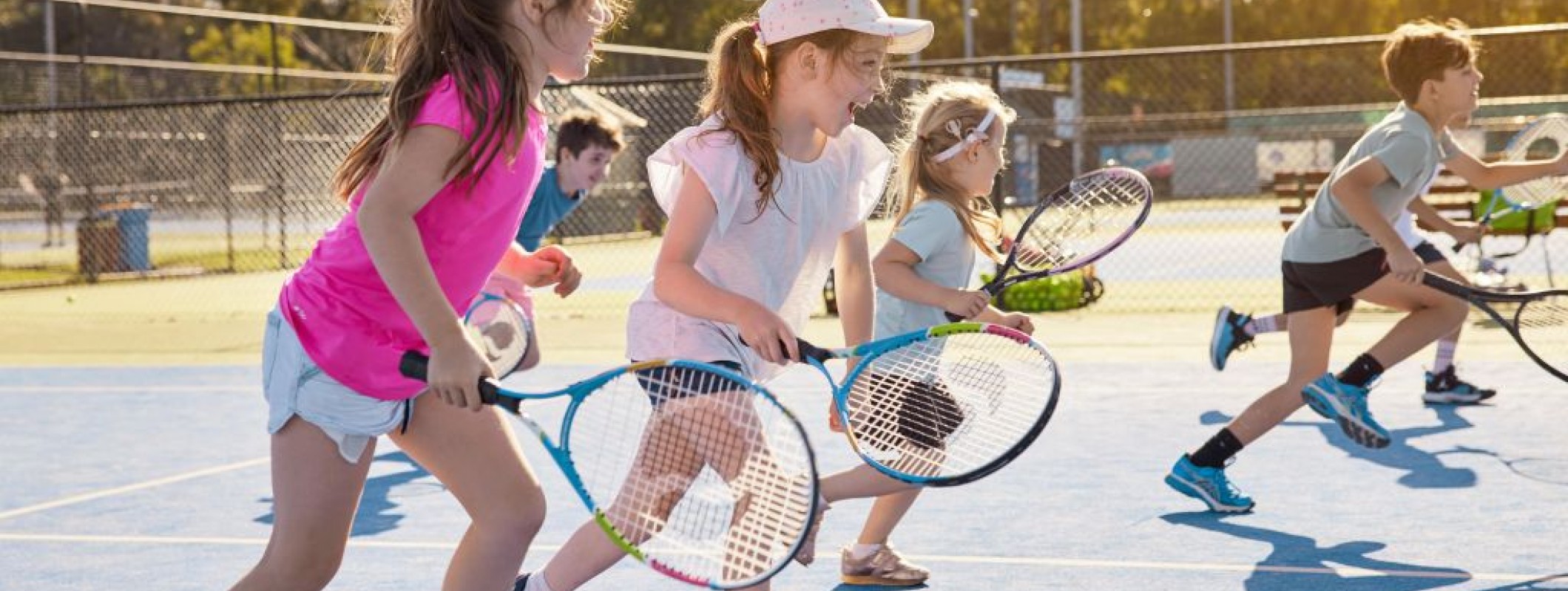 5 MOTIVE PENTRU CARE COPIII AR TREBUI SA INVETE SA JOACE TENIS DE CAMP
